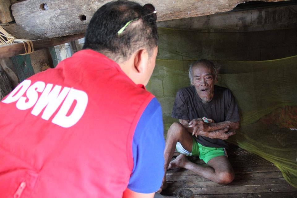 In photos: DSWD offers cash assistance program to poor families in Bohol