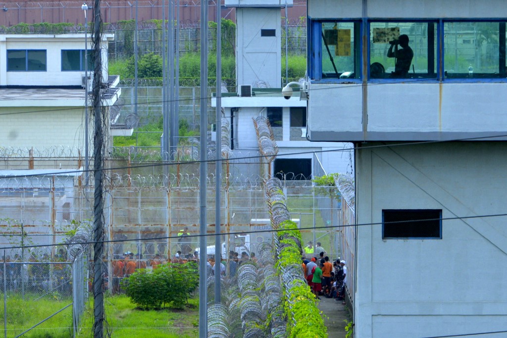 Five guards freed after new Ecuador prison riot controlled