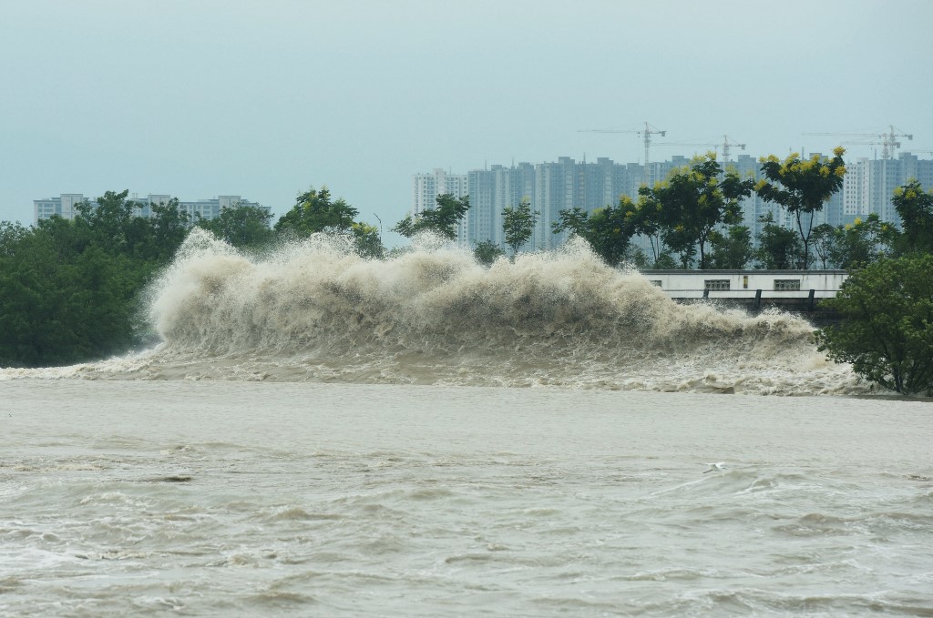 Typhoon Muifa lashes eastern China, forcing 1.6 million from their homes