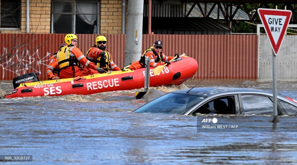 Floods swallow cars, swamp houses in 'major' Australian emergency