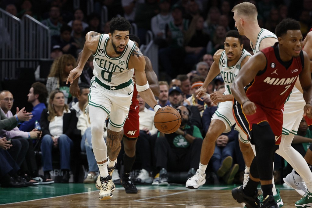 Tatum scores 49 points as Celtics defeat Heat, Booker dominates Bulls