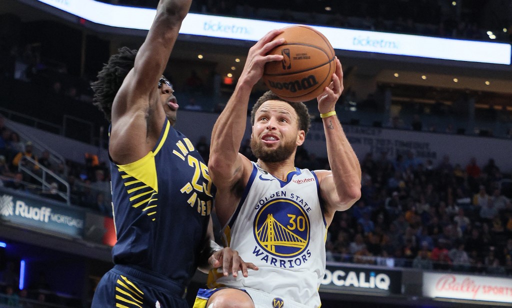 Curry out after partial shoulder dislocation for NBA Warriors