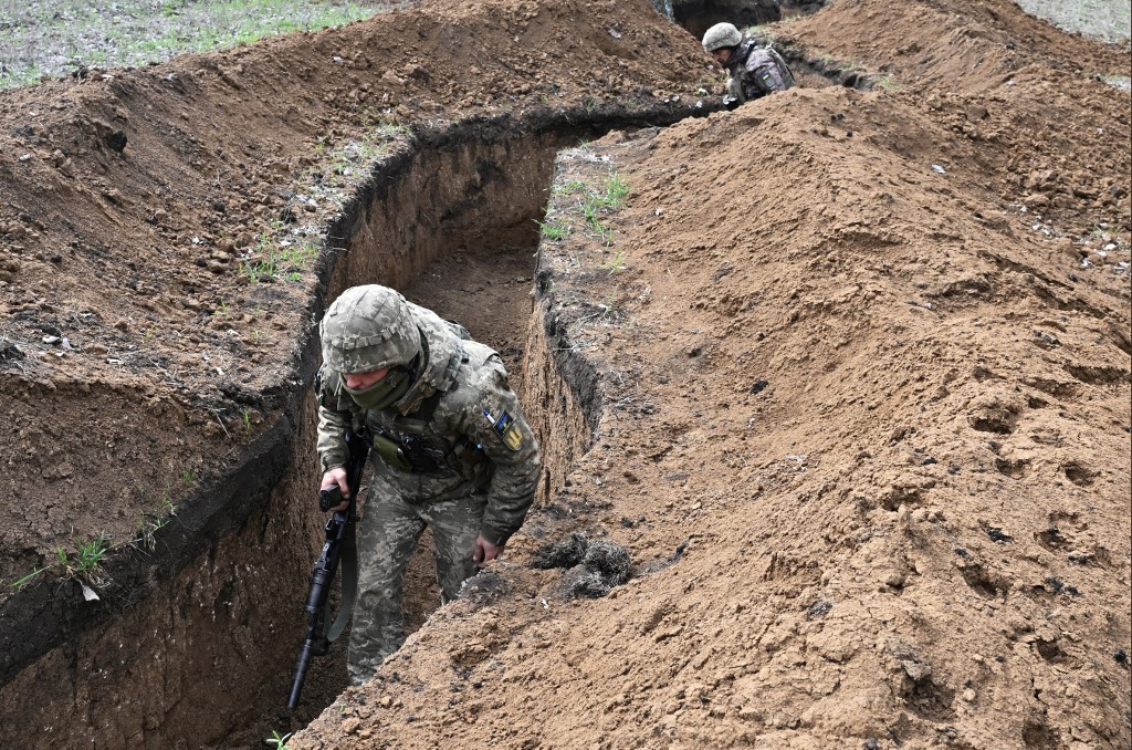 Ukrainian soldiers dig trenches in case of retreat from Bakhmut